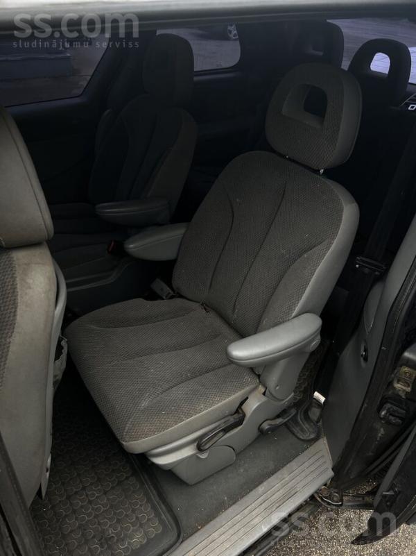 Pelēks Chrysler Voyager 2005 Bauska, ar dzinēja tilpumu 2.80 L un nobraukumu 344 tūkst. km par 1350 €, foto 11 vietnē AUTOMOTO.COM.LV