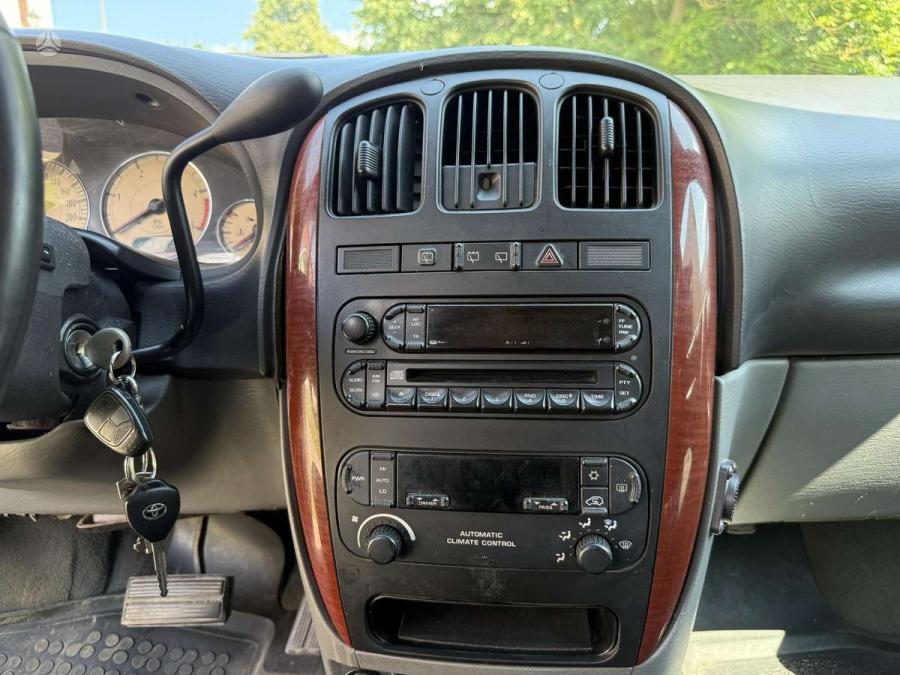Pelēks Chrysler Voyager 2006 Viļņa, ar dzinēja tilpumu 2.78 L un nobraukumu 350 tūkst. km par 1550 €, foto 12 vietnē AUTOMOTO.COM.LV