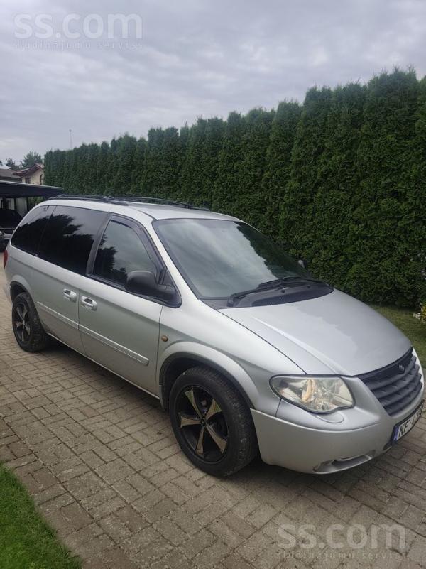 Grey Chrysler Voyager 2006 in Riga, with an engine capacity of 2.80 L and mileage of 315 thousand km for 2100 €, photo 2 on AUTOMOTO.COM.LV