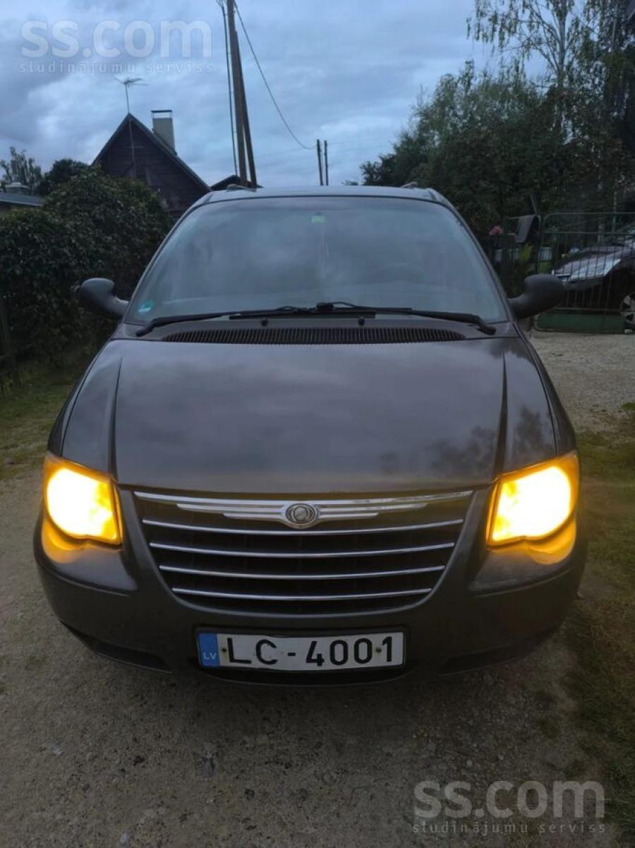 Grey Chrysler Voyager 2006 in Ogre, with an engine capacity of 2.80 L and mileage of 290 thousand km for 650 €, photo 1 on AUTOMOTO.COM.LV