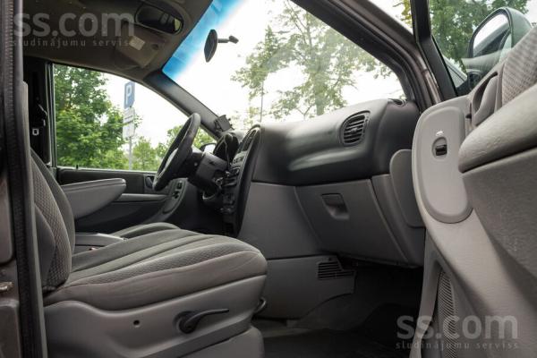 Grey Chrysler Voyager 2006 in Jelgava, with an engine capacity of 2.80 L and mileage of 307 thousand km for 2250 €, photo 8 on AUTOMOTO.COM.LV