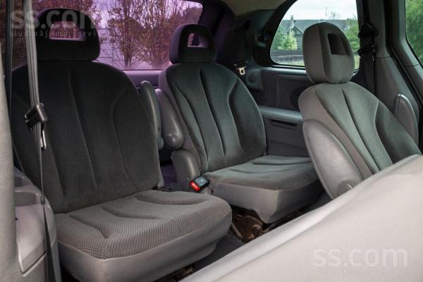Grey Chrysler Voyager 2006 in Jelgava, with an engine capacity of 2.80 L and mileage of 307 thousand km for 2250 €, photo 11 on AUTOMOTO.COM.LV