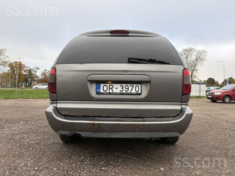 Grey Chrysler Voyager 2006 in Daugavpils, with an engine capacity of 2.80 L and mileage of 384 thousand km for 975 €, photo 5 on AUTOMOTO.COM.LV
