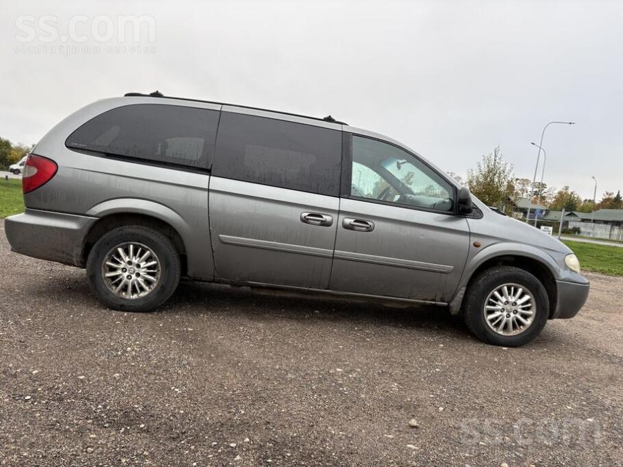 Grey Chrysler Voyager 2006 in Daugavpils, with an engine capacity of 2.80 L and mileage of 384 thousand km for 975 €, photo 7 on AUTOMOTO.COM.LV