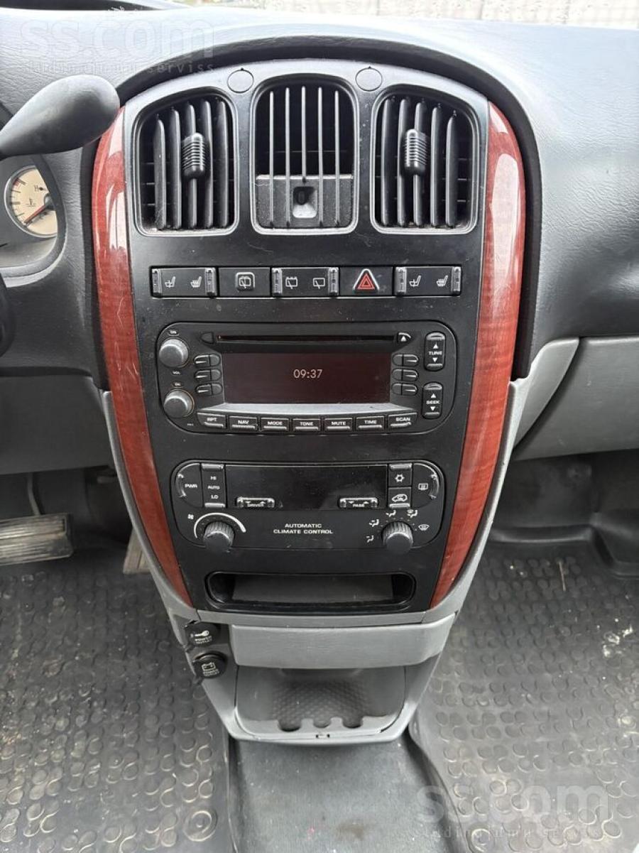 Grey Chrysler Voyager 2006 in Daugavpils, with an engine capacity of 2.80 L and mileage of 384 thousand km for 975 €, photo 13 on AUTOMOTO.COM.LV