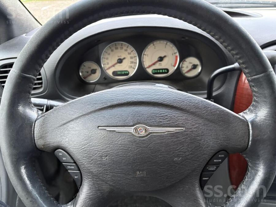 Grey Chrysler Voyager 2006 in Daugavpils, with an engine capacity of 2.80 L and mileage of 384 thousand km for 975 €, photo 14 on AUTOMOTO.COM.LV