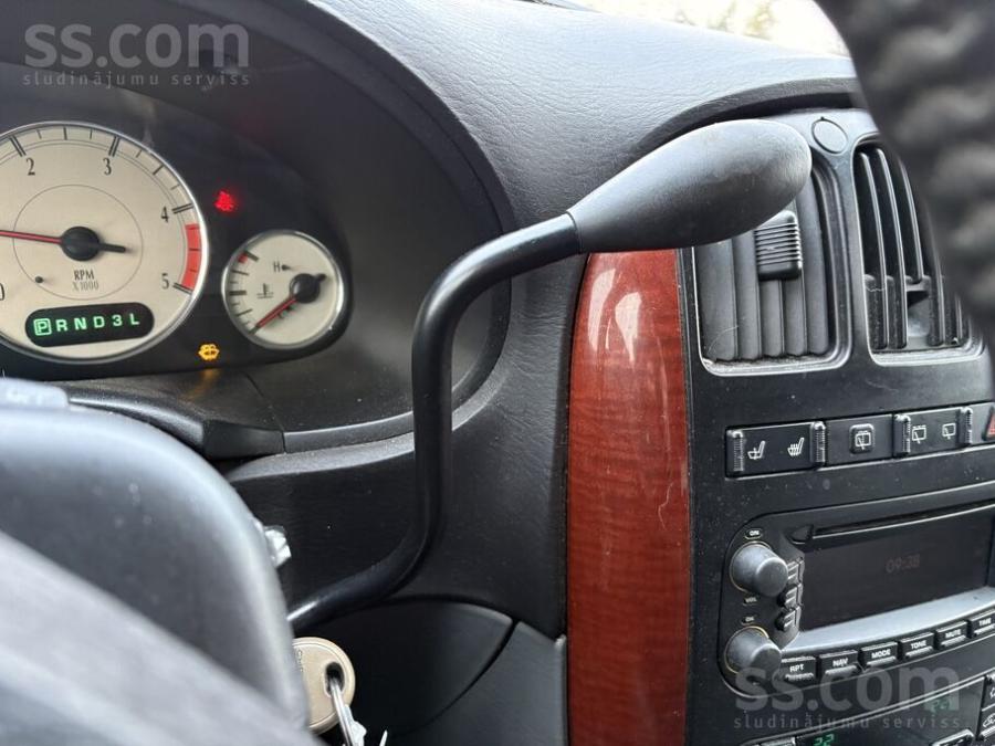 Grey Chrysler Voyager 2006 in Daugavpils, with an engine capacity of 2.80 L and mileage of 384 thousand km for 975 €, photo 16 on AUTOMOTO.COM.LV
