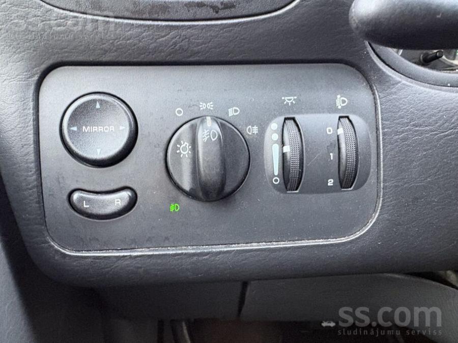 Grey Chrysler Voyager 2006 in Daugavpils, with an engine capacity of 2.80 L and mileage of 384 thousand km for 975 €, photo 17 on AUTOMOTO.COM.LV