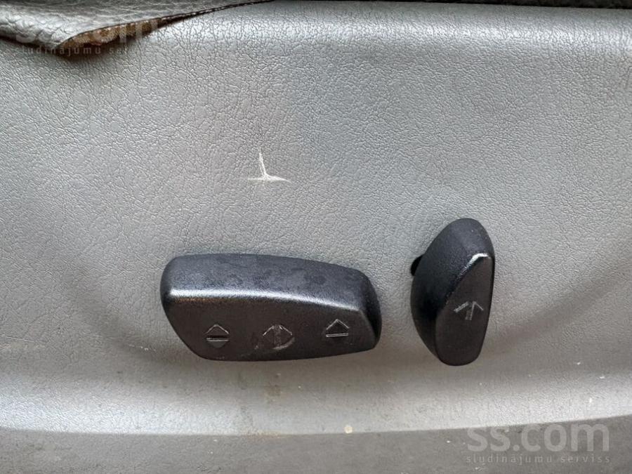 Grey Chrysler Voyager 2006 in Daugavpils, with an engine capacity of 2.80 L and mileage of 384 thousand km for 975 €, photo 21 on AUTOMOTO.COM.LV