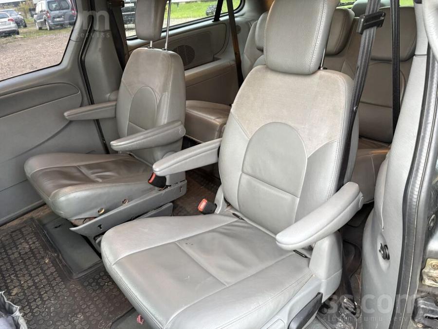 Grey Chrysler Voyager 2006 in Daugavpils, with an engine capacity of 2.80 L and mileage of 384 thousand km for 975 €, photo 22 on AUTOMOTO.COM.LV