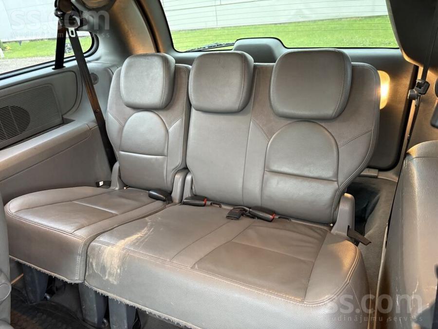 Grey Chrysler Voyager 2006 in Daugavpils, with an engine capacity of 2.80 L and mileage of 384 thousand km for 975 €, photo 23 on AUTOMOTO.COM.LV