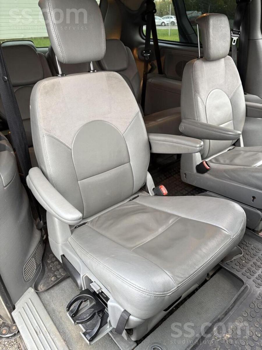 Grey Chrysler Voyager 2006 in Daugavpils, with an engine capacity of 2.80 L and mileage of 384 thousand km for 975 €, photo 25 on AUTOMOTO.COM.LV