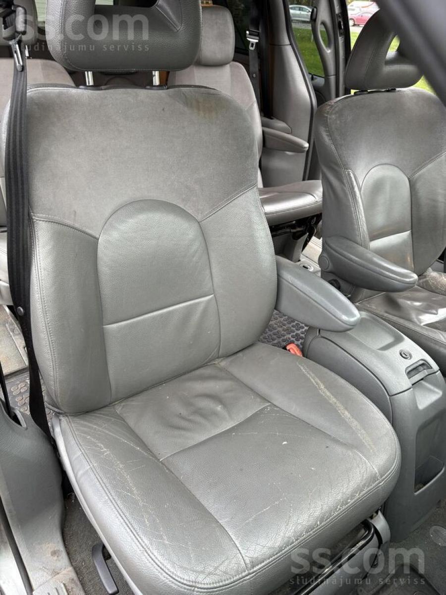 Grey Chrysler Voyager 2006 in Daugavpils, with an engine capacity of 2.80 L and mileage of 384 thousand km for 975 €, photo 26 on AUTOMOTO.COM.LV