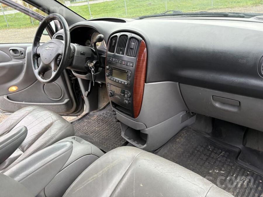 Grey Chrysler Voyager 2006 in Daugavpils, with an engine capacity of 2.80 L and mileage of 384 thousand km for 975 €, photo 27 on AUTOMOTO.COM.LV