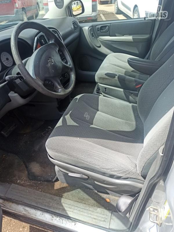 Pelēks Chrysler Voyager 2007 Kauņa, ar dzinēja tilpumu 3.30 L un nobraukumu 275 tūkst. km par 400 €, foto 5 vietnē AUTOMOTO.COM.LV