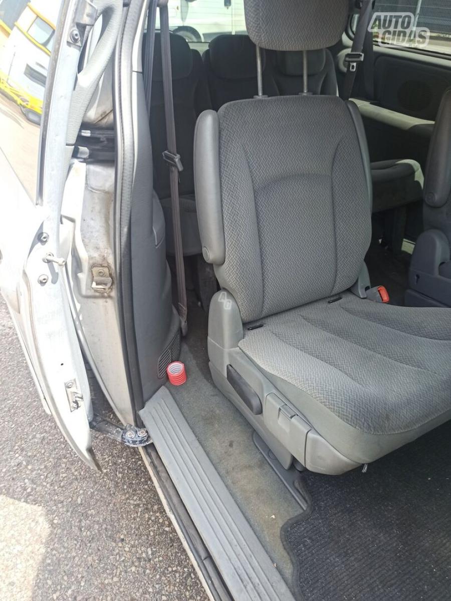 Pelēks Chrysler Voyager 2007 Kauņa, ar dzinēja tilpumu 3.30 L un nobraukumu 275 tūkst. km par 400 €, foto 9 vietnē AUTOMOTO.COM.LV