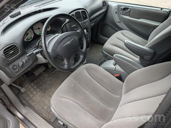 Grey Chrysler Voyager 2007 in Riga, with an engine capacity of 2.80 L and mileage of 219 thousand km for 1990 €, photo 7 on AUTOMOTO.COM.LV