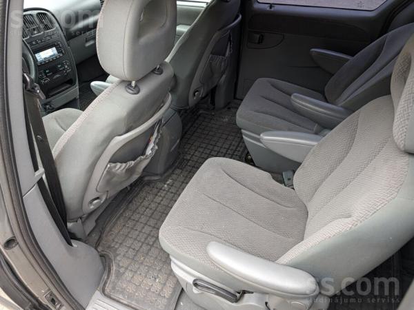 Grey Chrysler Voyager 2007 in Riga, with an engine capacity of 2.80 L and mileage of 219 thousand km for 1990 €, photo 8 on AUTOMOTO.COM.LV