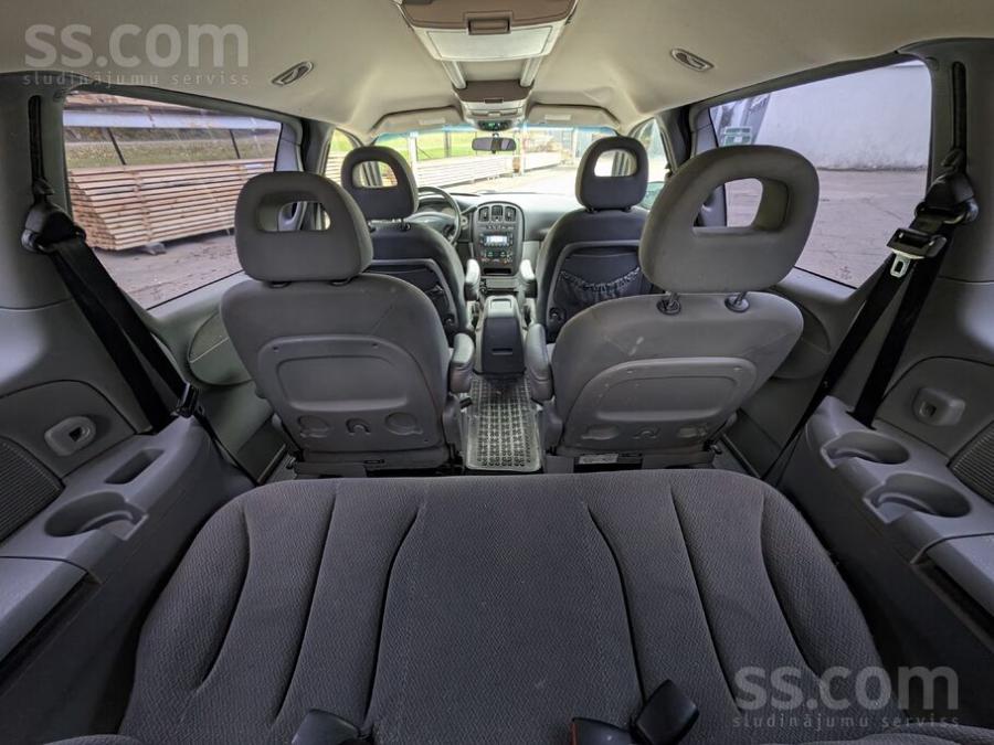 Pelēks Chrysler Voyager 2007 Rīga, ar dzinēja tilpumu 2.80 L un nobraukumu 219 tūkst. km par 1990 €, foto 11 vietnē AUTOMOTO.COM.LV