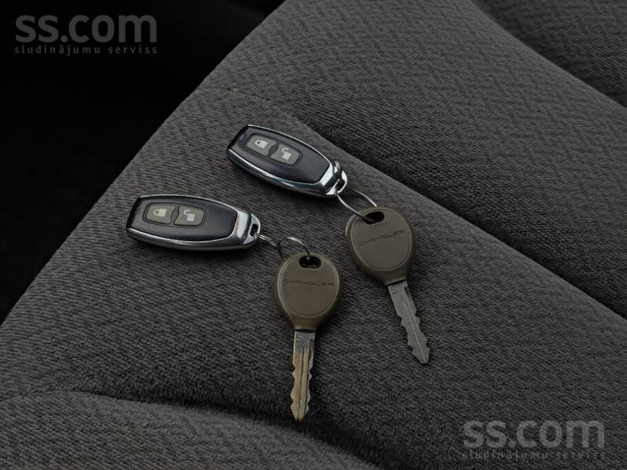 Pelēks Chrysler Voyager 2007 Rīga, ar dzinēja tilpumu 2.80 L un nobraukumu 219 tūkst. km par 1990 €, foto 21 vietnē AUTOMOTO.COM.LV