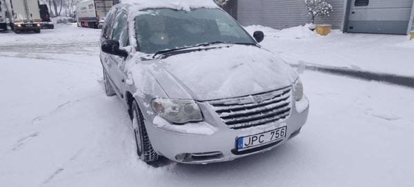 Grey Chrysler Voyager 2008 in Vilnius, with an engine capacity of 2.50 L and mileage of 414 thousand km for 750 €, photo 3 on AUTOMOTO.COM.LV