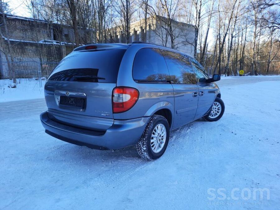 Grey Chrysler Voyager 2008 in Riga, with an engine capacity of 2.80 L and mileage of 166 thousand km for 4470 €, photo 2 on AUTOMOTO.COM.LV