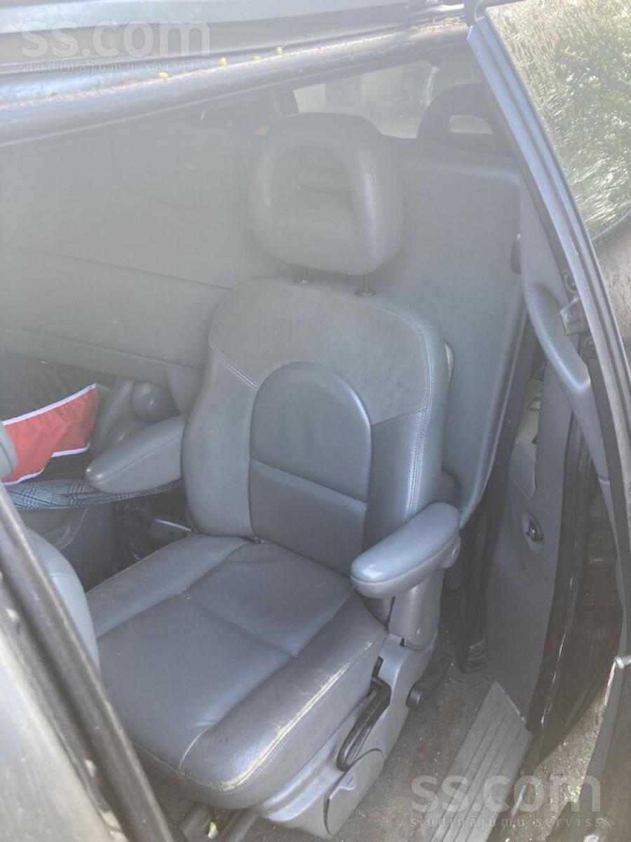 Grey Chrysler Voyager 2008 in Riga, with an engine capacity of 2.80 L and mileage of 341 thousand km for 990 €, photo 6 on AUTOMOTO.COM.LV