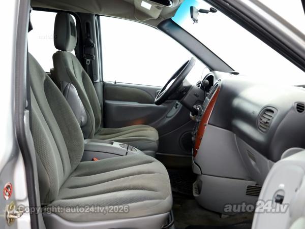 Pelēks Chrysler Voyager 2005 Tallina, ar dzinēja tilpumu 2.80 L un nobraukumu 335 tūkst. km par 1499 €, foto 6 vietnē AUTOMOTO.COM.LV