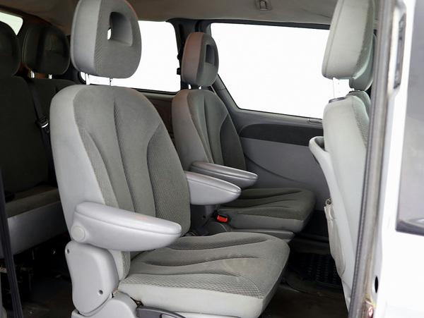 Pelēks Chrysler Voyager 2005 Tallina, ar dzinēja tilpumu 2.80 L un nobraukumu 335 tūkst. km par 1299 €, foto 7 vietnē AUTOMOTO.COM.LV