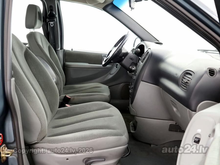 Grey Chrysler Voyager 2006 in Tallinn, with an engine capacity of 2.80 L and mileage of 348 thousand km for 899 €, photo 7 on AUTOMOTO.COM.LV