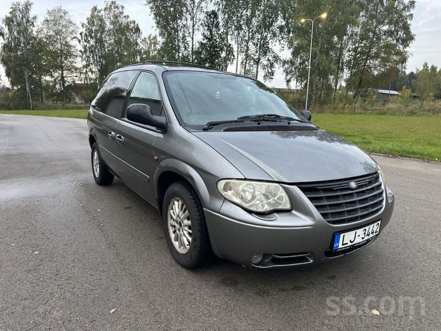 Grey Chrysler Voyager 2006 in Ogre, with an engine capacity of 2.50 L and mileage of 331 thousand km for 1650 €, photo 1 on AUTOMOTO.COM.LV