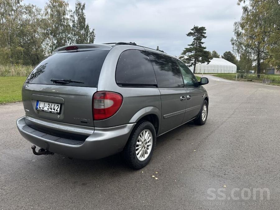 Grey Chrysler Voyager 2006 in Ogre, with an engine capacity of 2.50 L and mileage of 331 thousand km for 1650 €, photo 5 on AUTOMOTO.COM.LV