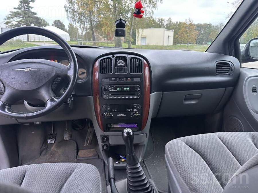 Grey Chrysler Voyager 2006 in Ogre, with an engine capacity of 2.50 L and mileage of 331 thousand km for 1650 €, photo 9 on AUTOMOTO.COM.LV