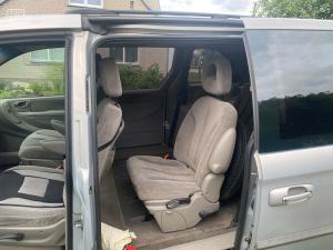 Chrysler Voyager 2001 in Kaunas, with an engine capacity of 2.50 L and mileage of 299 thousand km for 900 €, photo 9 on AUTOMOTO.COM.LV