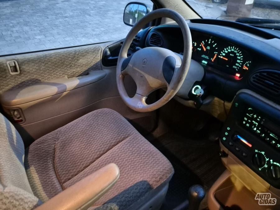 Chrysler Voyager 2000 in Siauliai, with an engine capacity of 2.50 L and mileage of 224 thousand km for 750 €, photo 11 on AUTOMOTO.COM.LV
