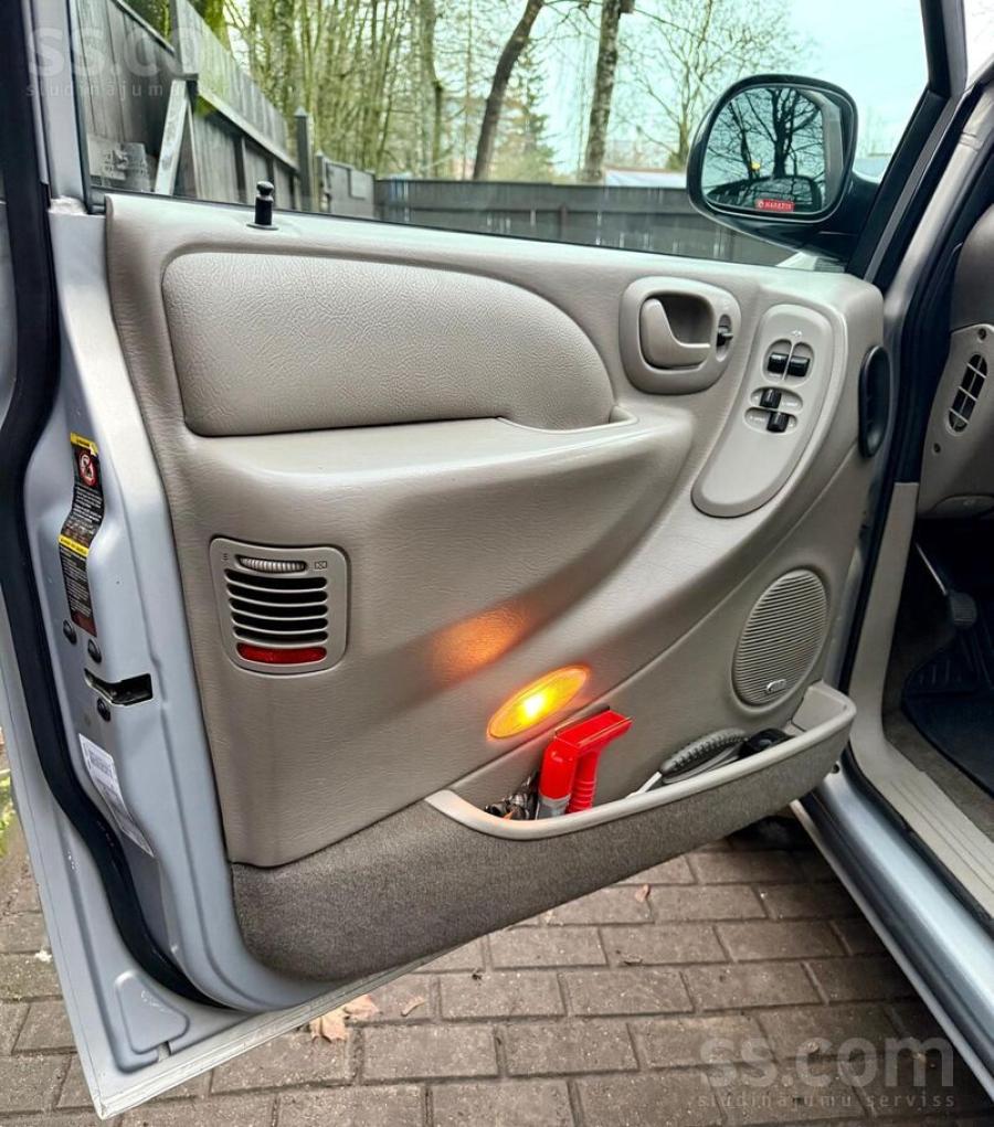 Chrysler Voyager 2001 in Riga, with an engine capacity of 3.30 L and mileage of 371 thousand km for 7000 €, photo 10 on AUTOMOTO.COM.LV