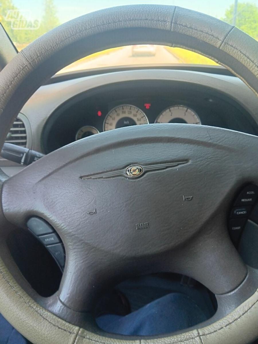 Chrysler Voyager 2002 in Radviliskis, with an engine capacity of 2.50 L and mileage of 278 thousand km for 860 €, photo 10 on AUTOMOTO.COM.LV
