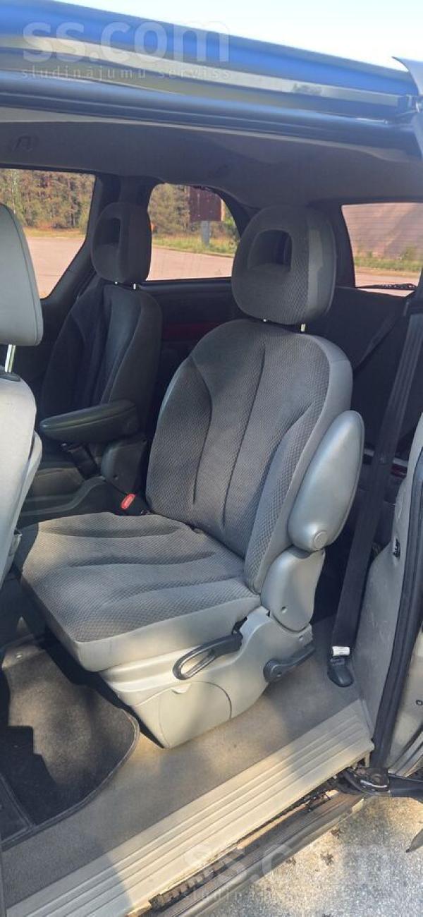 Chrysler Voyager 2006 in Riga, with an engine capacity of 2.80 L and mileage of 296 thousand km for 1500 €, photo 5 on AUTOMOTO.COM.LV