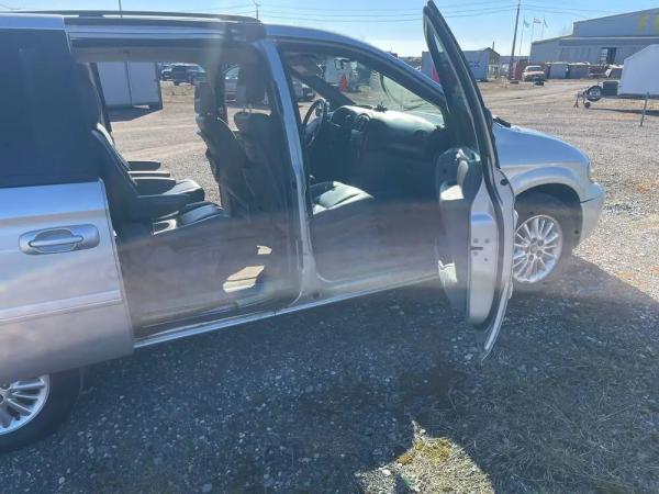 Chrysler Voyager 2008 in Riga, with an engine capacity of 2.80 L and mileage of 240 thousand km for 1900 €, photo 9 on AUTOMOTO.COM.LV