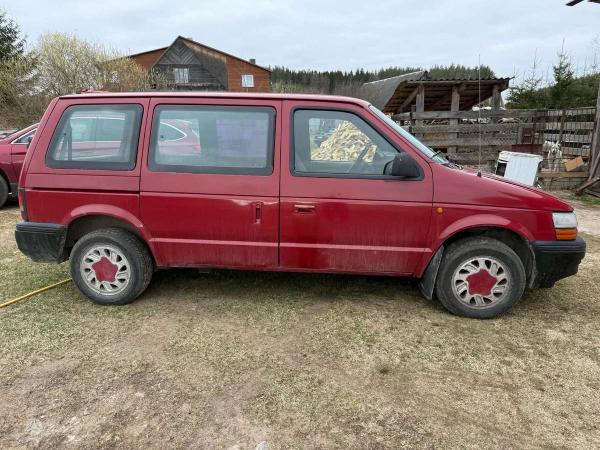 Red Chrysler Voyager 2007 in Vilnius, with an engine capacity of 2.50 L and mileage of 394 thousand km for 600 €, photo 2 on AUTOMOTO.COM.LV