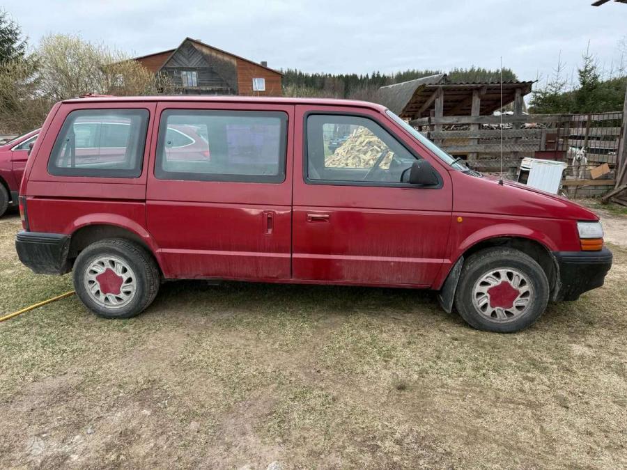 Sarkans Chrysler Voyager 2007 Viļņa, ar dzinēja tilpumu 2.50 L un nobraukumu 394 tūkst. km par 600 €, foto 3 vietnē AUTOMOTO.COM.LV
