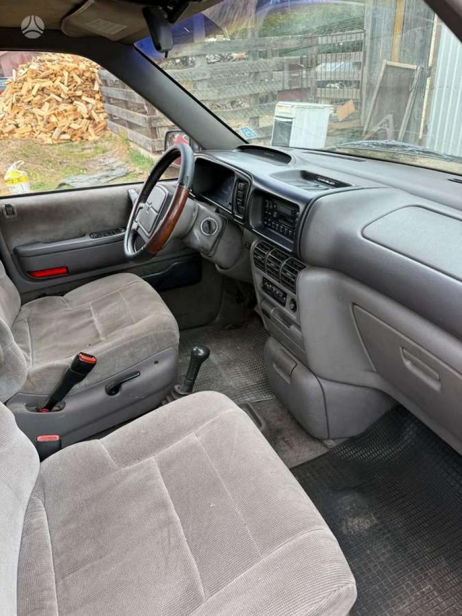 Sarkans Chrysler Voyager 2007 Viļņa, ar dzinēja tilpumu 2.50 L un nobraukumu 394 tūkst. km par 600 €, foto 6 vietnē AUTOMOTO.COM.LV