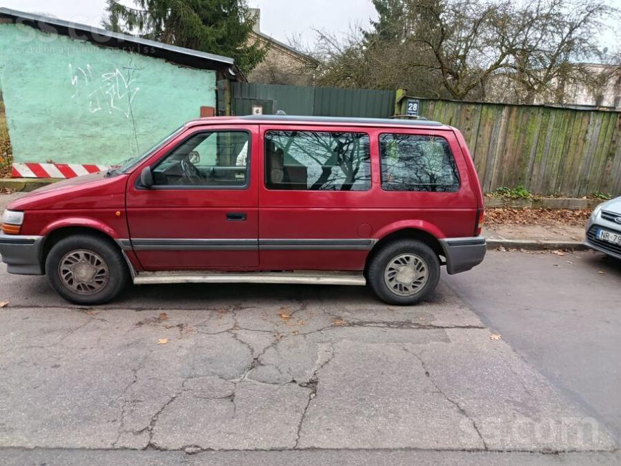 Sarkans Chrysler Voyager 1994 Rīga, ar dzinēja tilpumu 3.30 L un nobraukumu 279 tūkst. km par 1300 €, foto 2 vietnē AUTOMOTO.COM.LV