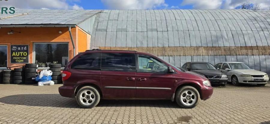 Red Chrysler Voyager 2001 in Valmiera, with an engine capacity of 2.40 L and mileage of 327 thousand km for 900 €, photo 3 on AUTOMOTO.COM.LV