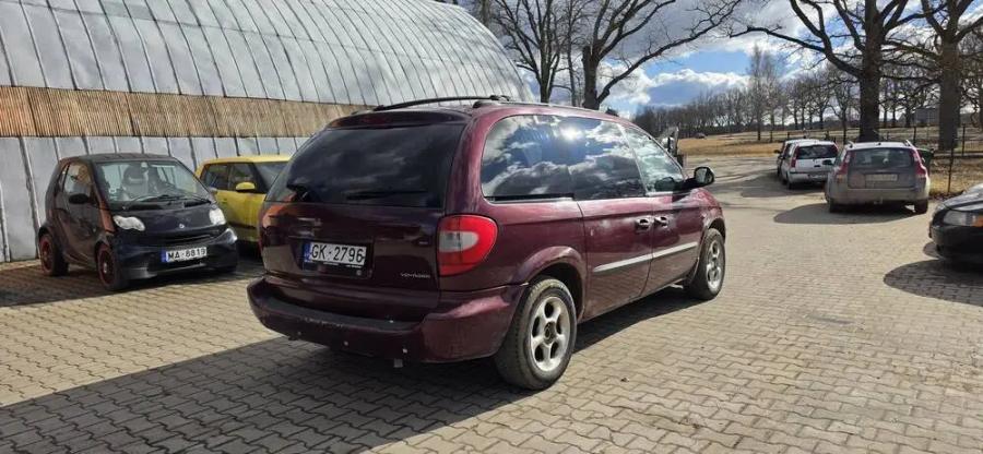 Red Chrysler Voyager 2001 in Valmiera, with an engine capacity of 2.40 L and mileage of 327 thousand km for 900 €, photo 4 on AUTOMOTO.COM.LV