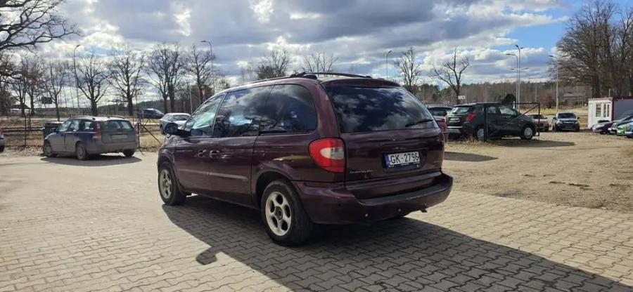 Red Chrysler Voyager 2001 in Valmiera, with an engine capacity of 2.40 L and mileage of 327 thousand km for 900 €, photo 5 on AUTOMOTO.COM.LV