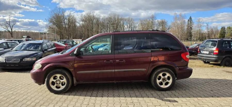 Red Chrysler Voyager 2001 in Valmiera, with an engine capacity of 2.40 L and mileage of 327 thousand km for 900 €, photo 6 on AUTOMOTO.COM.LV