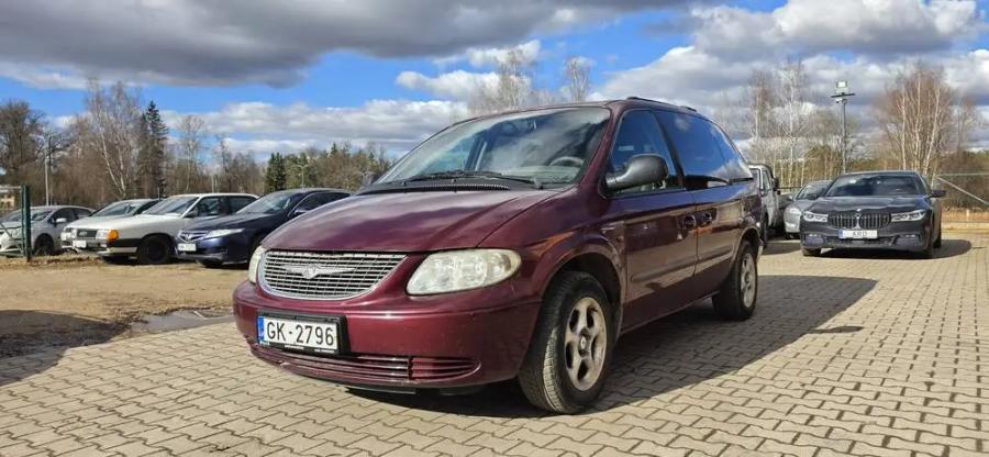 Red Chrysler Voyager 2001 in Valmiera, with an engine capacity of 2.40 L and mileage of 327 thousand km for 900 €, photo 7 on AUTOMOTO.COM.LV