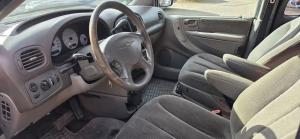 Red Chrysler Voyager 2001 in Valmiera, with an engine capacity of 2.40 L and mileage of 327 thousand km for 900 €, photo 9 on AUTOMOTO.COM.LV