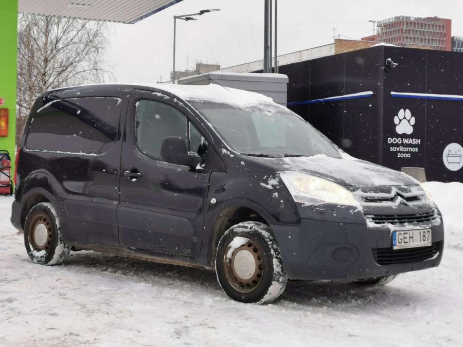 Black Citroen Berlingo 2008 in Vilnius, with an engine capacity of 1.60 L and mileage of 227 thousand km for 1150 €, photo 3 on AUTOMOTO.COM.LV